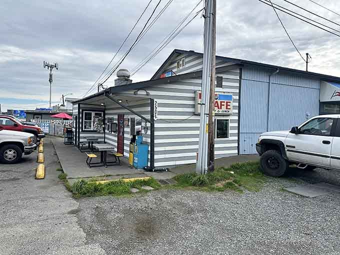 Those picnic tables and corrugated metal walls mean serious business: no-frills food that lets the fish do the talking.