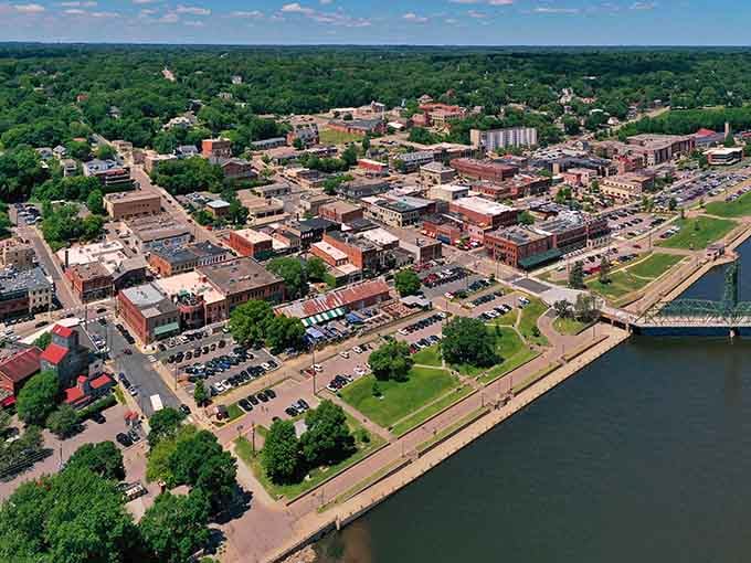 Where the mighty Mississippi meets Main Street, this riverside town spreads out like a welcome mat.