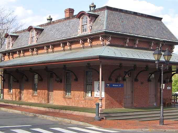 This ornate Victorian train station proves our ancestors knew how to make even commuting look absolutely magnificent and grand.