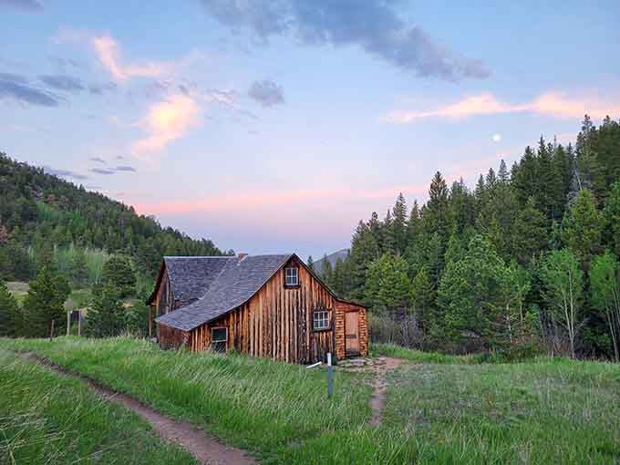 This cabin looks like it wandered straight out of a frontier dream and decided to stay forever.