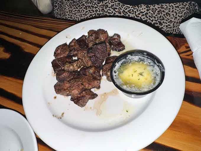 Steak bites with garlic butter: proof that good things really do come in small, perfectly seasoned packages.