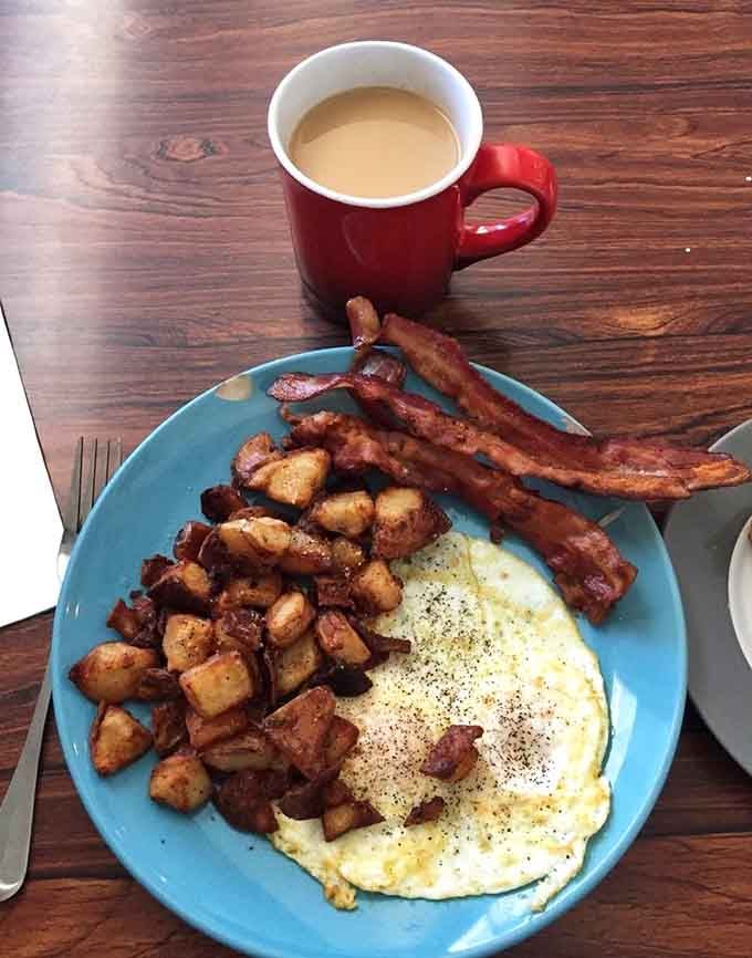 Perfectly crispy bacon, golden hash browns, and eggs cooked just right: the breakfast trifecta that never gets old.