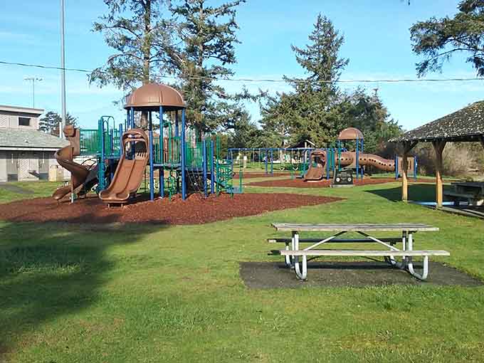 Between treasure hunting sessions, this peaceful park offers the perfect spot to rest your feet and plan your next shopping strategy.