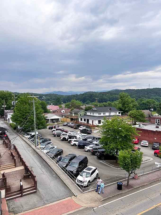Parking lots full of trucks mean the locals know something good is happening in this cozy downtown.