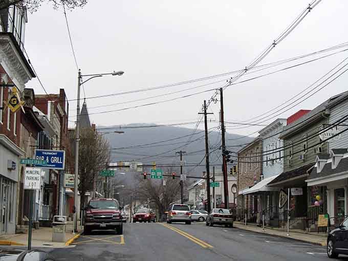 Mountain views frame downtown streets, proving that small towns can have million-dollar backdrops too.