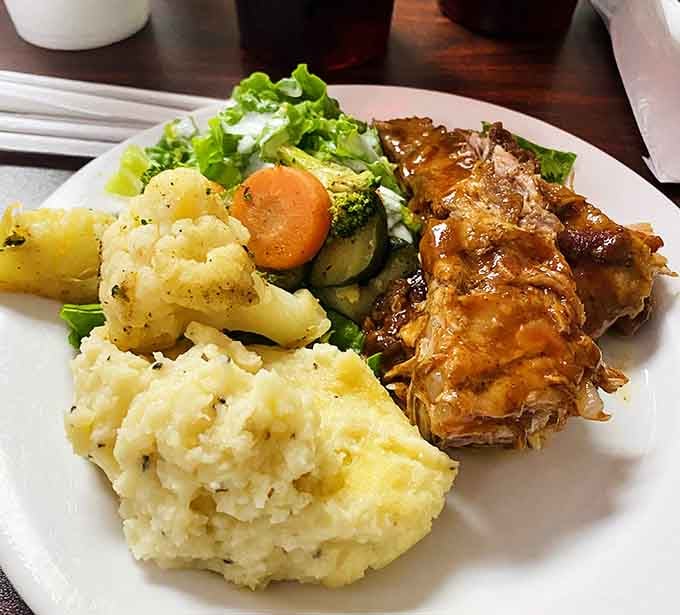 Golden fried chicken, creamy mashed potatoes, and fresh vegetables prove the buffet takes quality seriously at every turn.