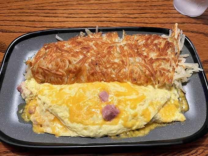 When your omelet comes with hash browns this golden, you know someone in the kitchen takes breakfast seriously.