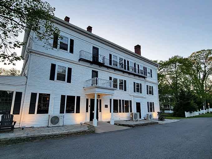This historic inn stands ready to feed and shelter weary antique hunters after their long day of browsing.