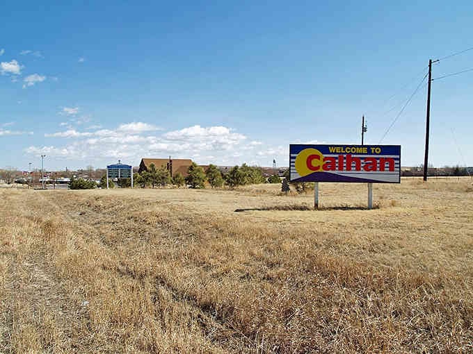 That cheerful welcome sign on the prairie proves small towns still roll out the red carpet for curious travelers.