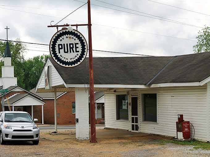 Sometimes the best discoveries hide behind simple signs in quiet neighborhoods where locals know the real treasures.