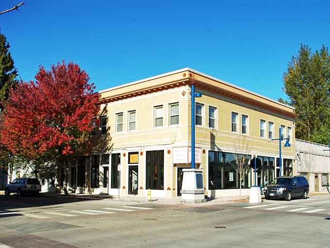 That brilliant red tree steals the show on this classic corner, nature's way of one-upping even beautiful architecture.