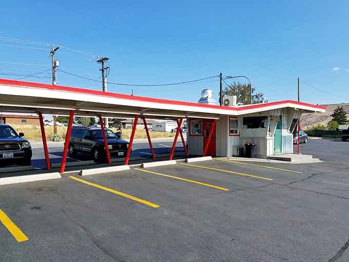 Those zigzag supports and bright colors scream vintage Americana, where simple pleasures still taste absolutely perfect.