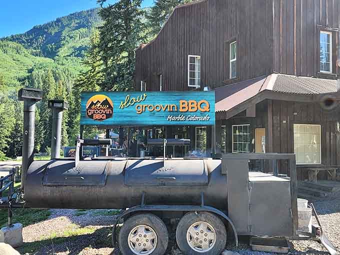 Those massive smokers out front aren't shy about announcing exactly what magic happens here every single day.