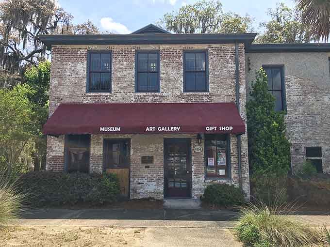 Art galleries housed in tabby buildings hit different, especially when the walls themselves are practically museum pieces worth admiring.