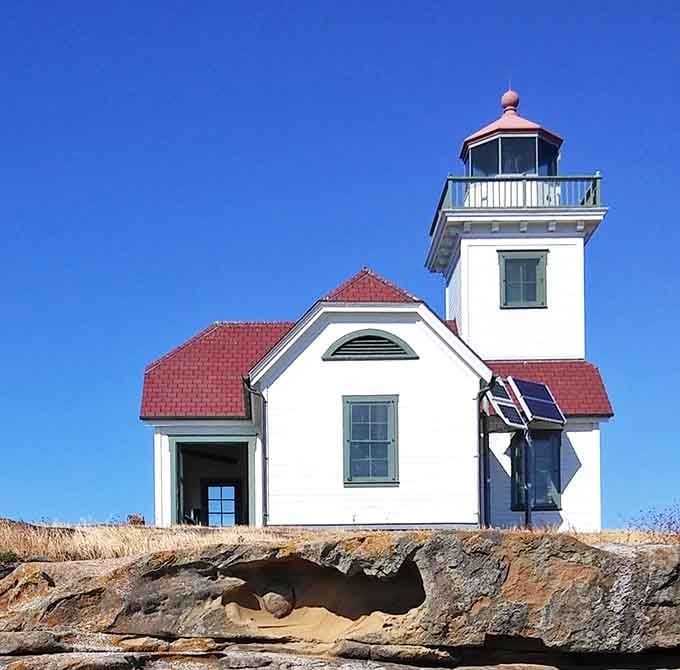 Patos Island Lighthouse stands proud on its rocky perch, guiding boats and Instagram feeds since forever.