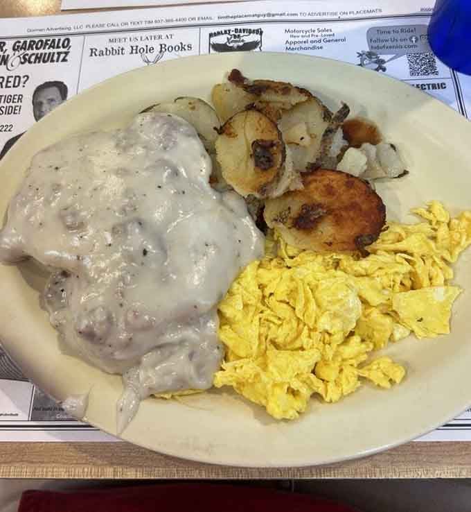This plate proves that sometimes the best things in life are fluffy, creamy, and completely unapologetic about carbs.