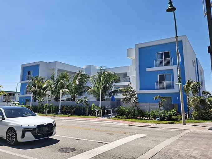 Modern beach living with a splash of color that would make any interior designer smile with approval.