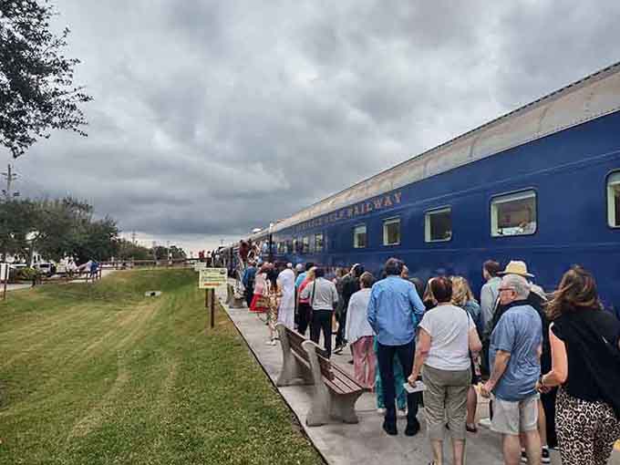 That line of eager detectives boarding proves Floridians know how to turn dinner into an adventure worth waiting for.