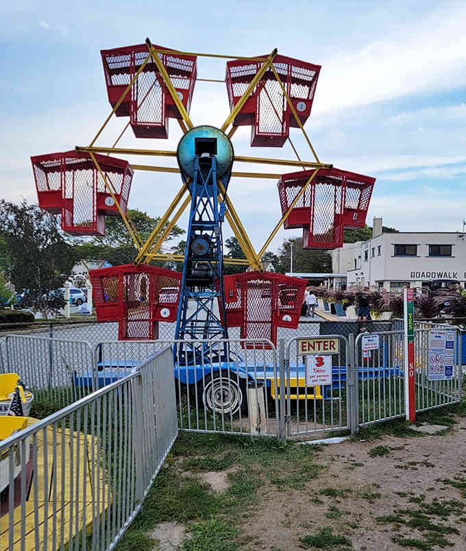 This vintage Ferris wheel offers views that remind you why Connecticut summers are worth the wait through winter.