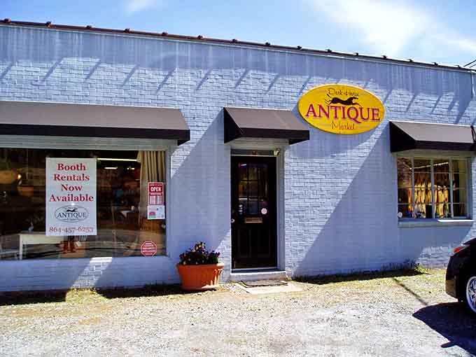 Dark Horse Antique Market delivers the kind of browsing experience that makes hours vanish like cookies at Christmas.