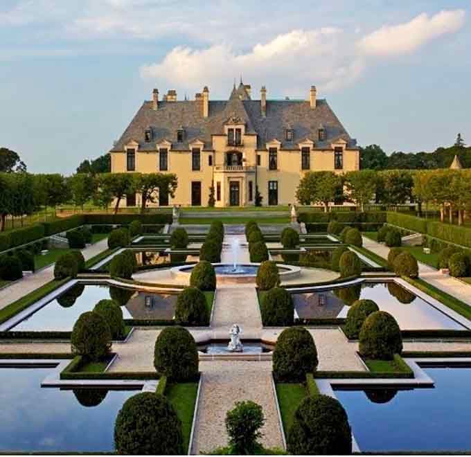 The formal gardens stretch toward this ch&acirc;teau like a perfectly pressed suit leading to an important business meeting.