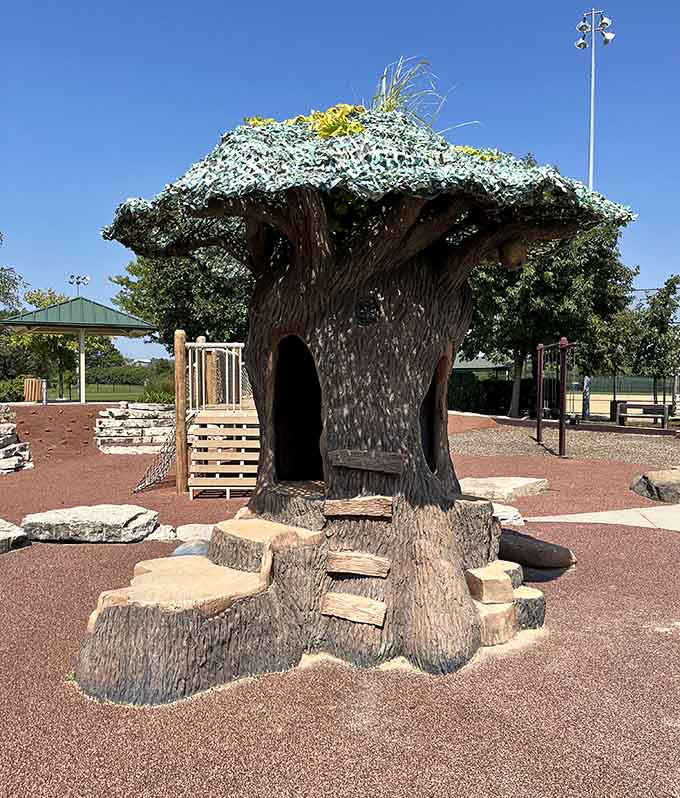 This treehouse looks like something straight out of a fairy tale, minus the wicked witch and poisoned apples.