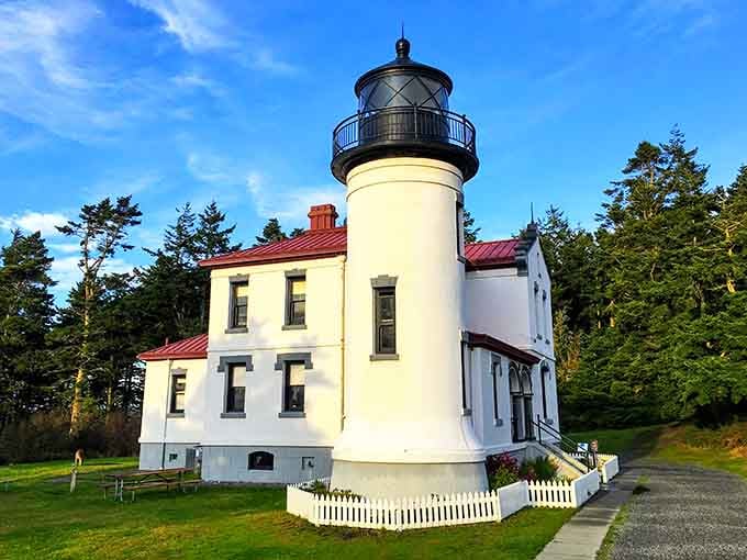 This lighthouse stands proud and pristine, looking exactly like the platonic ideal of what every lighthouse should aspire to be.