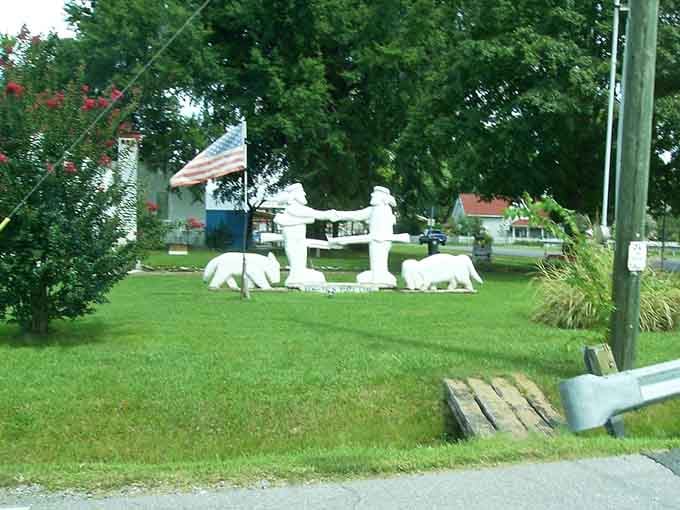 That state line statue proves Kentuckians and Tennesseans can shake hands without arguing about basketball, at least occasionally.