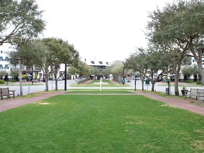 Tree-lined paths and manicured lawns offer the kind of peaceful respite that makes you forget your phone exists for a while.