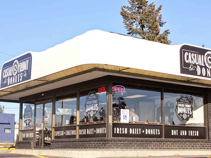 The distinctive curved roofline stands out like a landmark, guiding donut lovers to their happy place since forever.
