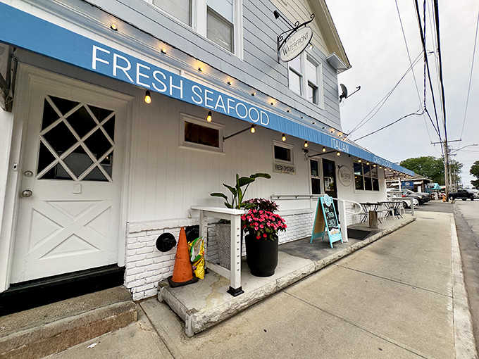 That "Fresh Seafood" banner doesn't lie&mdash;this corner spot serves the kind of fish that was swimming this morning.