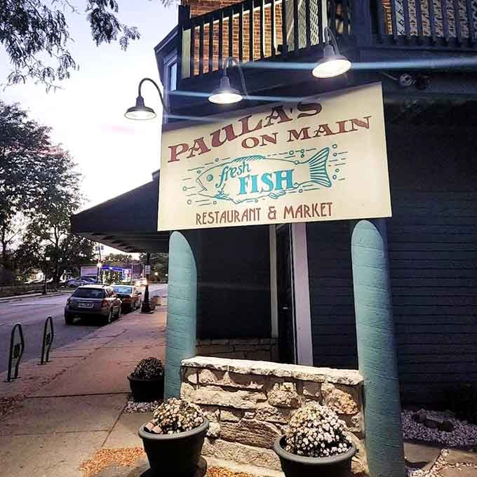 Those vintage-style lights and aqua surfboard pillars transport you straight to a breezy coastal boardwalk at golden hour.