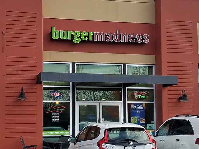 Notice how the cars are already gathering&mdash;word travels fast when burgers this size are involved.