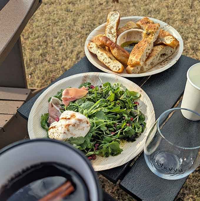 Arugula salad with prosciutto and burrata alongside garlic bread is the sophisticated lunch your taste buds have been requesting.