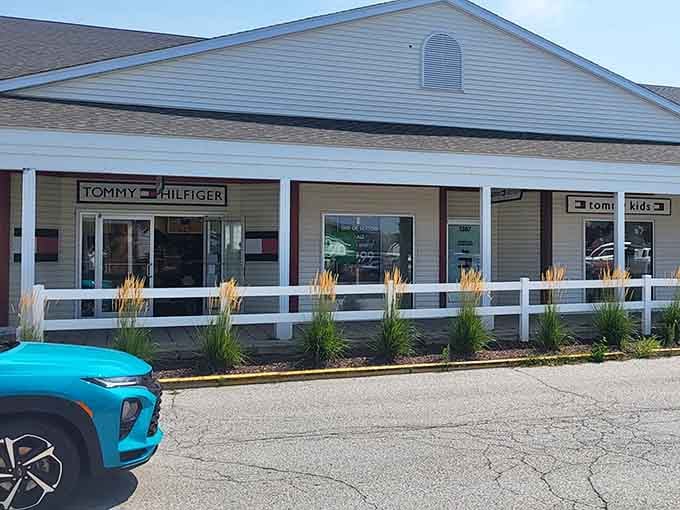 Tommy Hilfiger outlet brings classic American style within reach of people who also enjoy eating regular meals.