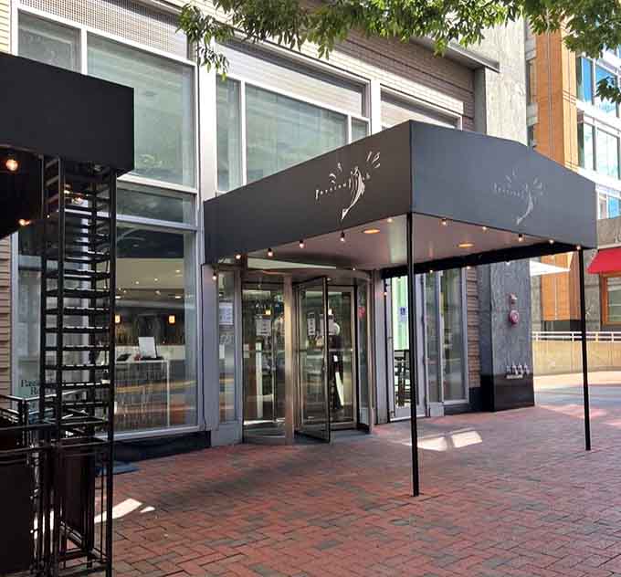 That sleek revolving door entrance promises urban sophistication, bringing ocean-fresh seafood to landlocked diners with style.