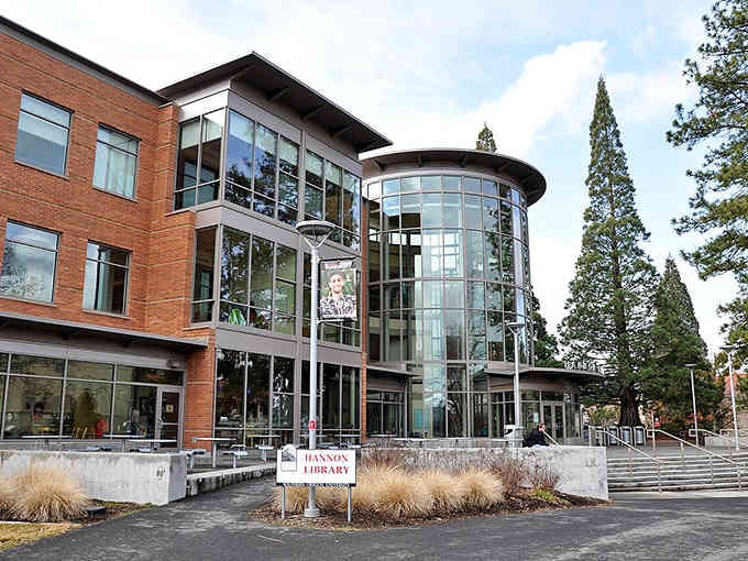 The Hannon Library: modern architecture meets endless stories in a building that respects both past and future.