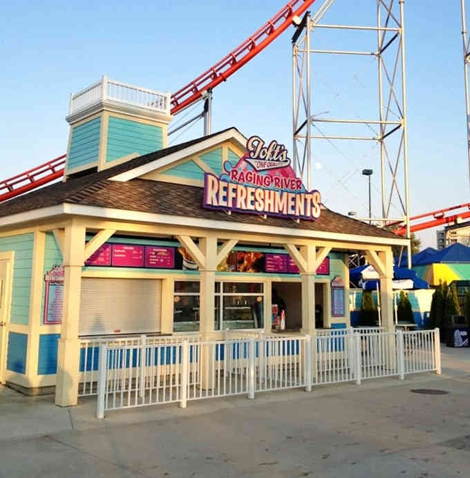 Racing River Refreshments serves food that tastes better when you're soaking wet, which is convenient.