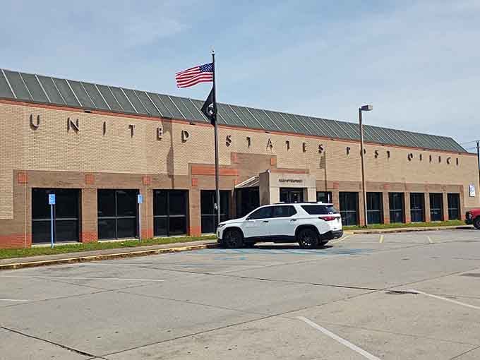 Even the post office looks better when it's surrounded by palm trees and sunshine.