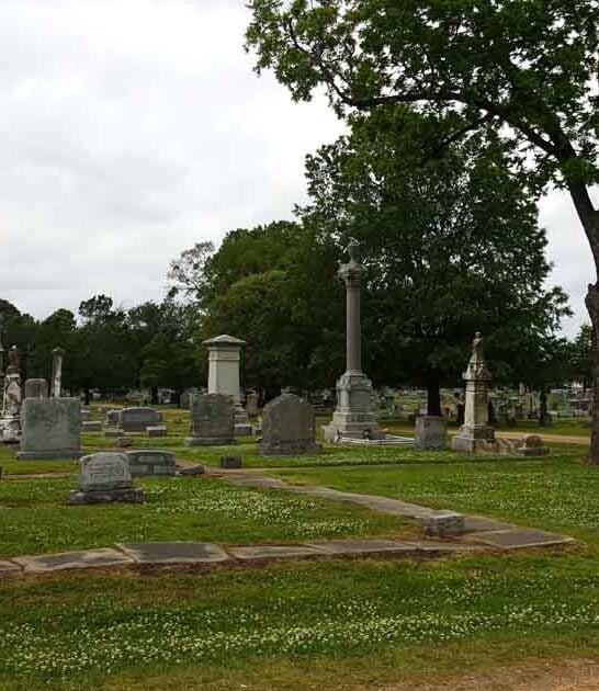 Only The Bravest Souls Should Visit These 8 Haunted Cemeteries In Texas