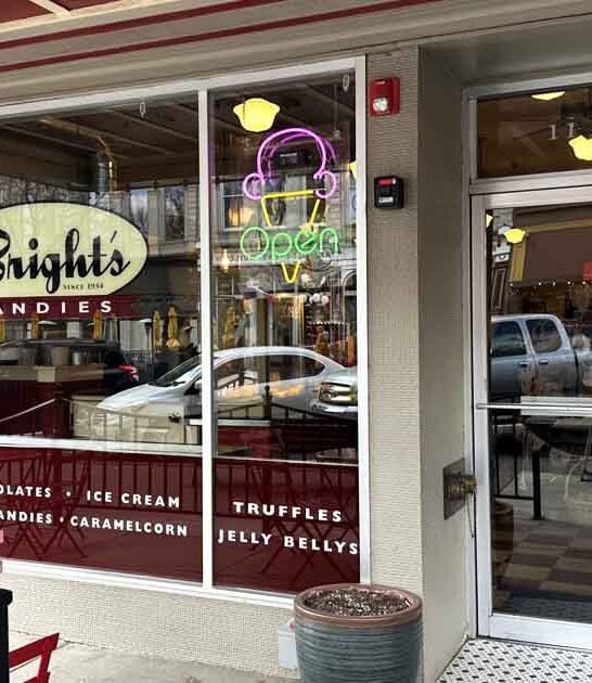People Drive From All Over Washington To Try The Caramel Apples At This Small-Town Shop