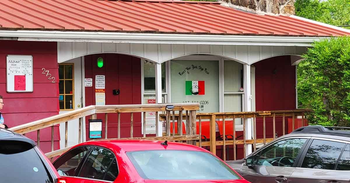 Locals Can't Stop Raving About The Chicken Alfredo Pizza At This Small ...