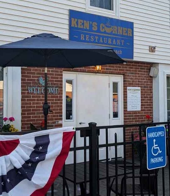 Breakfast Lovers In Connecticut Swear By This Charming Old-School Restaurant