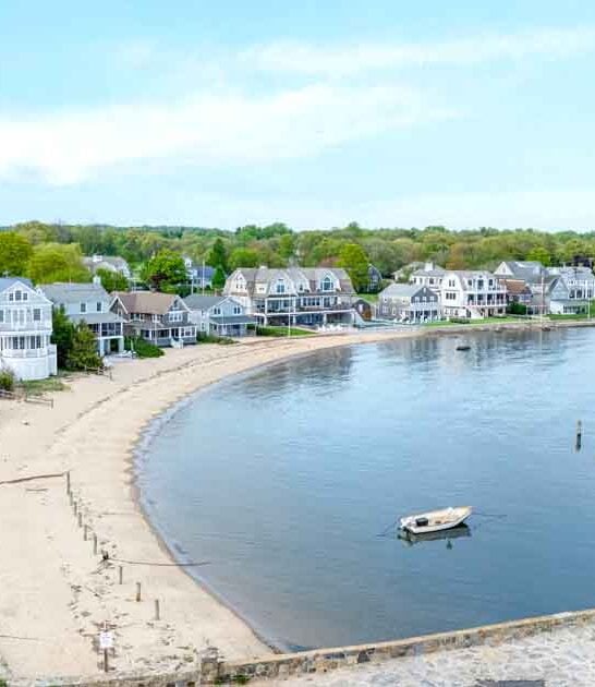 connecticut beach town tourists ftr