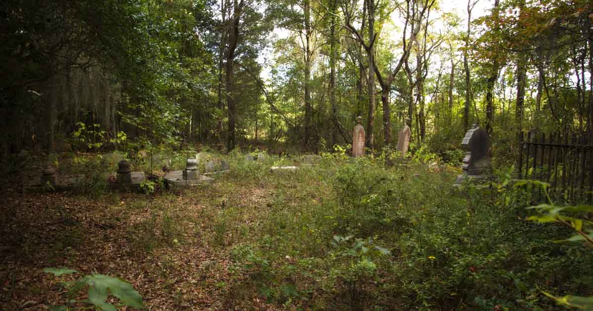 The Eerie History Behind This Unassuming Alabama Cemetery Is Absolutely ...
