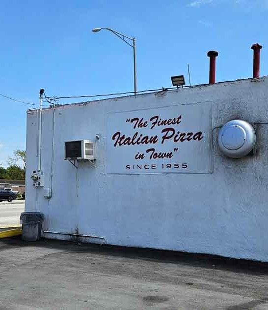 Locals Have Been Flocking To This Florida Pizza Place For Over 70 Years, And It&rsquo;s Not Hard To See Why