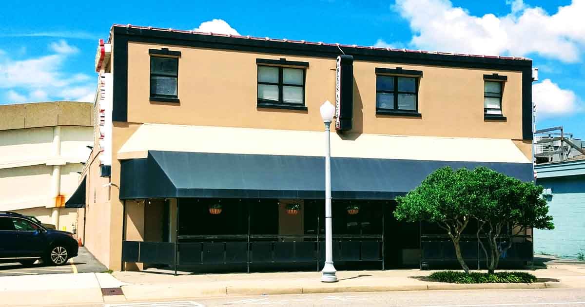 This Iconic Virginia Steakhouse Has Been Packing In Crowds For Years