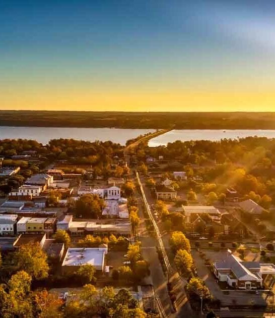 You&rsquo;ll Wish You Lived In These 9 Idyllic Lakefront Towns In Alabama