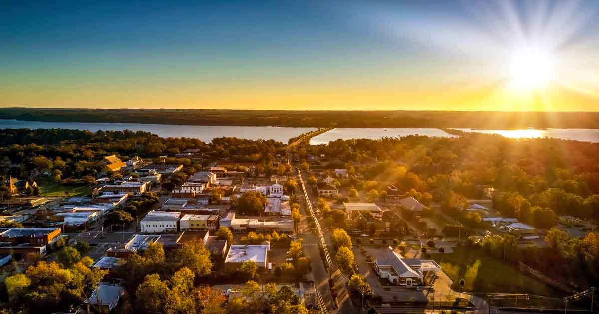 You'll Wish You Lived In These 9 Idyllic Lakefront Towns In Alabama