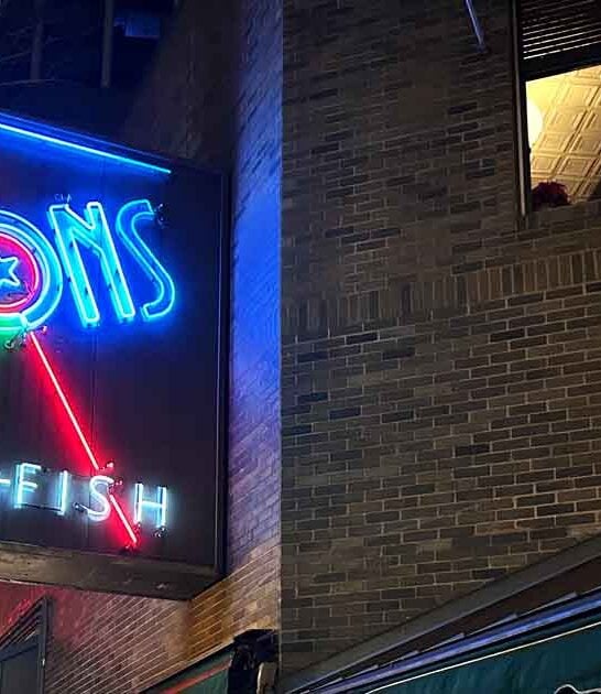 illinois iconic steakhouse crowds ftr